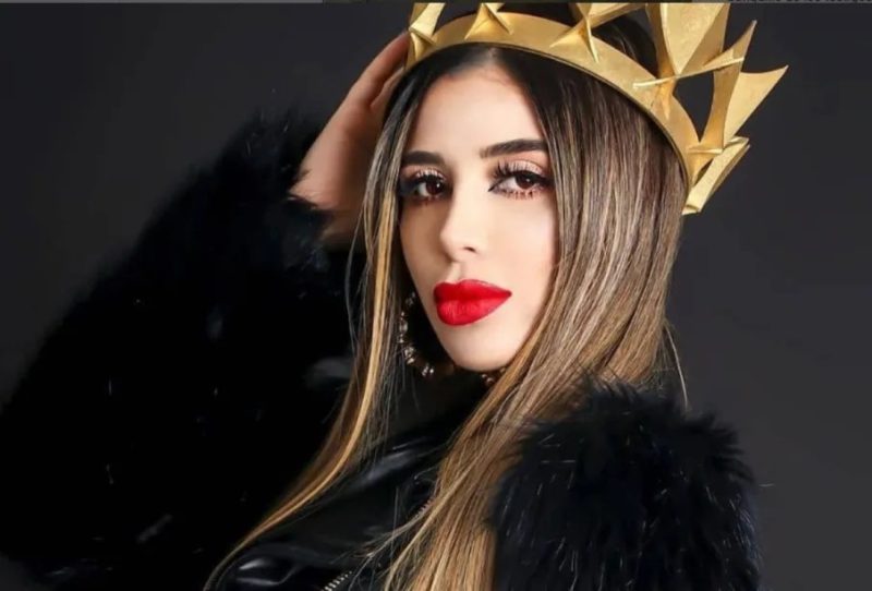 Emma Coronel se convierte en modelo tras salir de prisión y sorprende ...